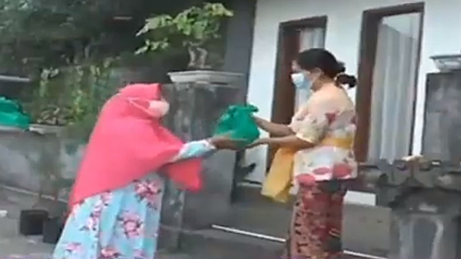 Tradisi "Ngejot" Jelang Lebaran di Bali - newsrtv