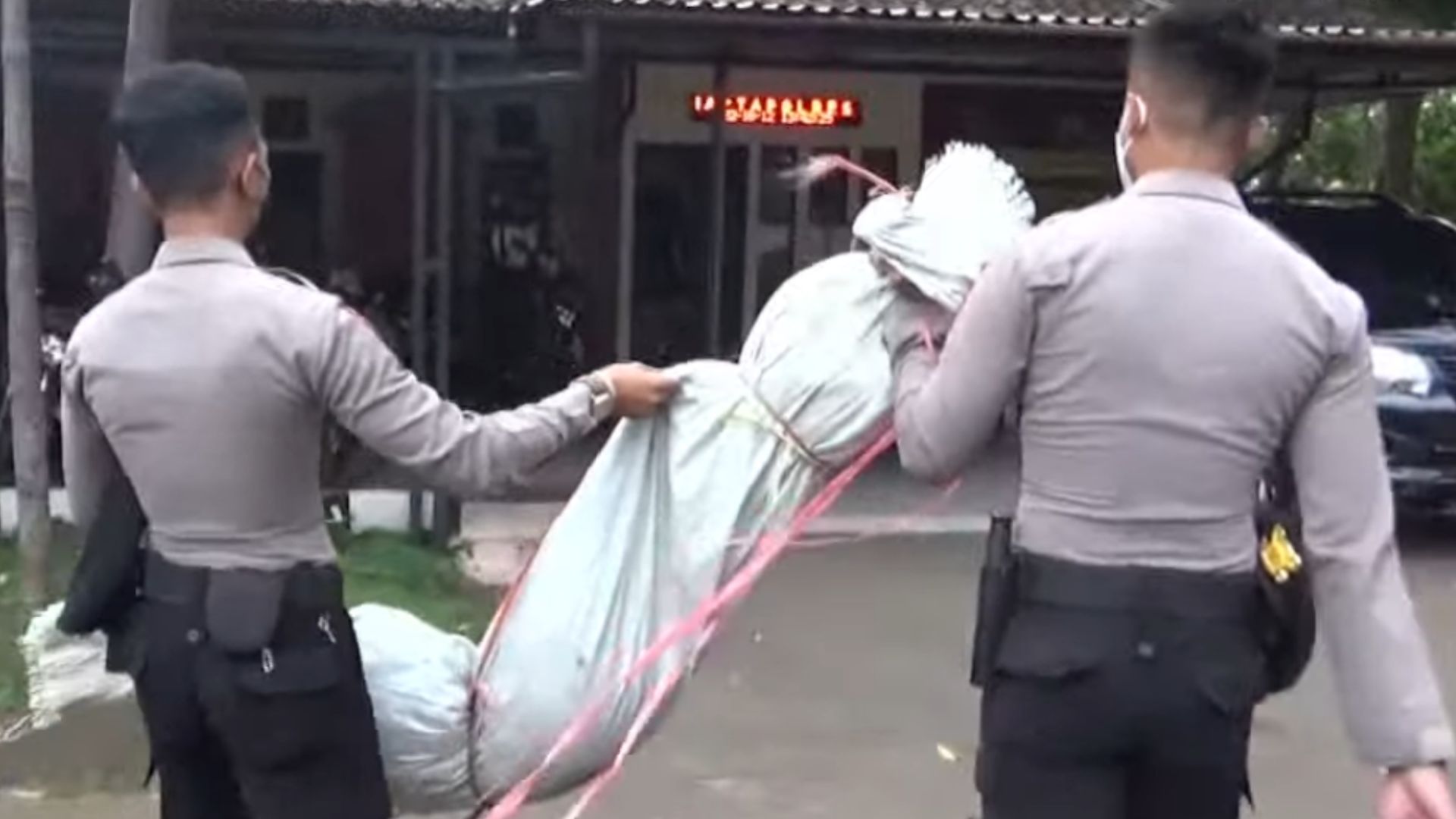 Boneka Mirip Pocong Yang Bikin Resah Warga Diturunkan Polisi - newsrtv